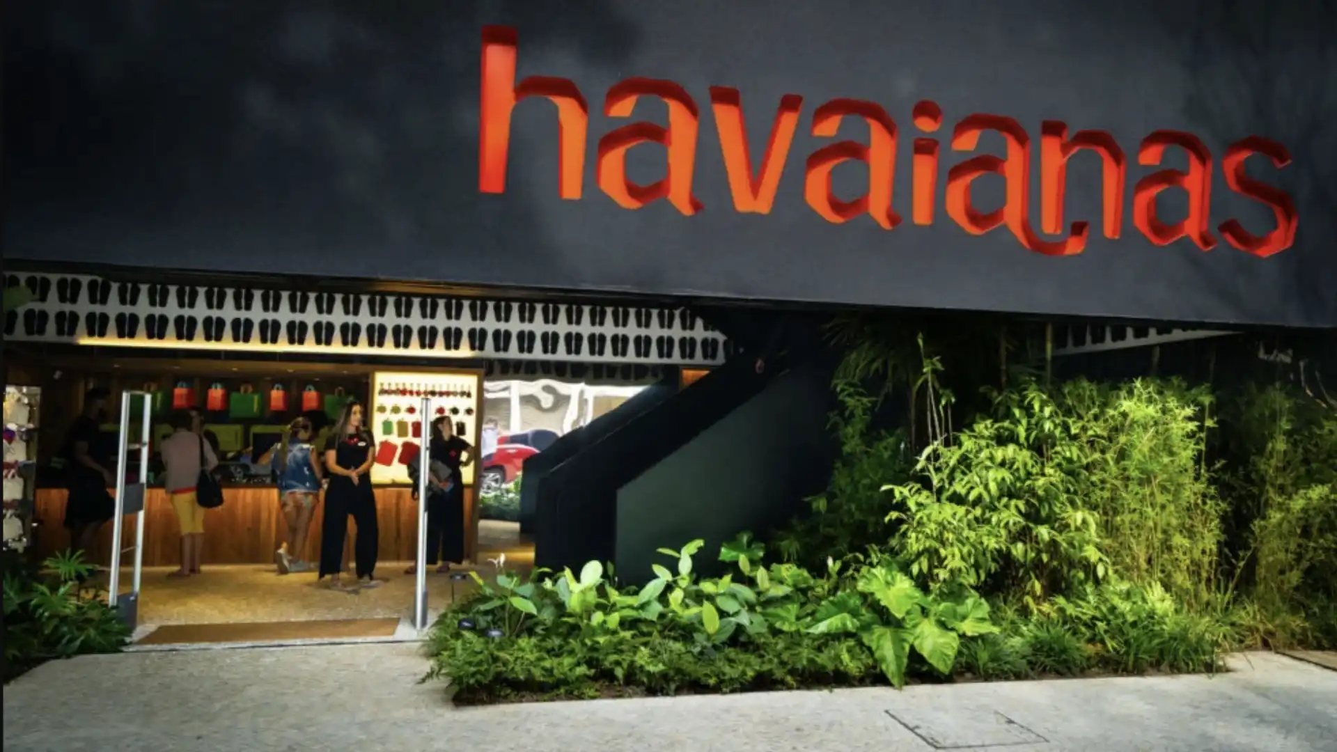 Havaianas inaugura flagship em Ipanema com experiência colorida e ...